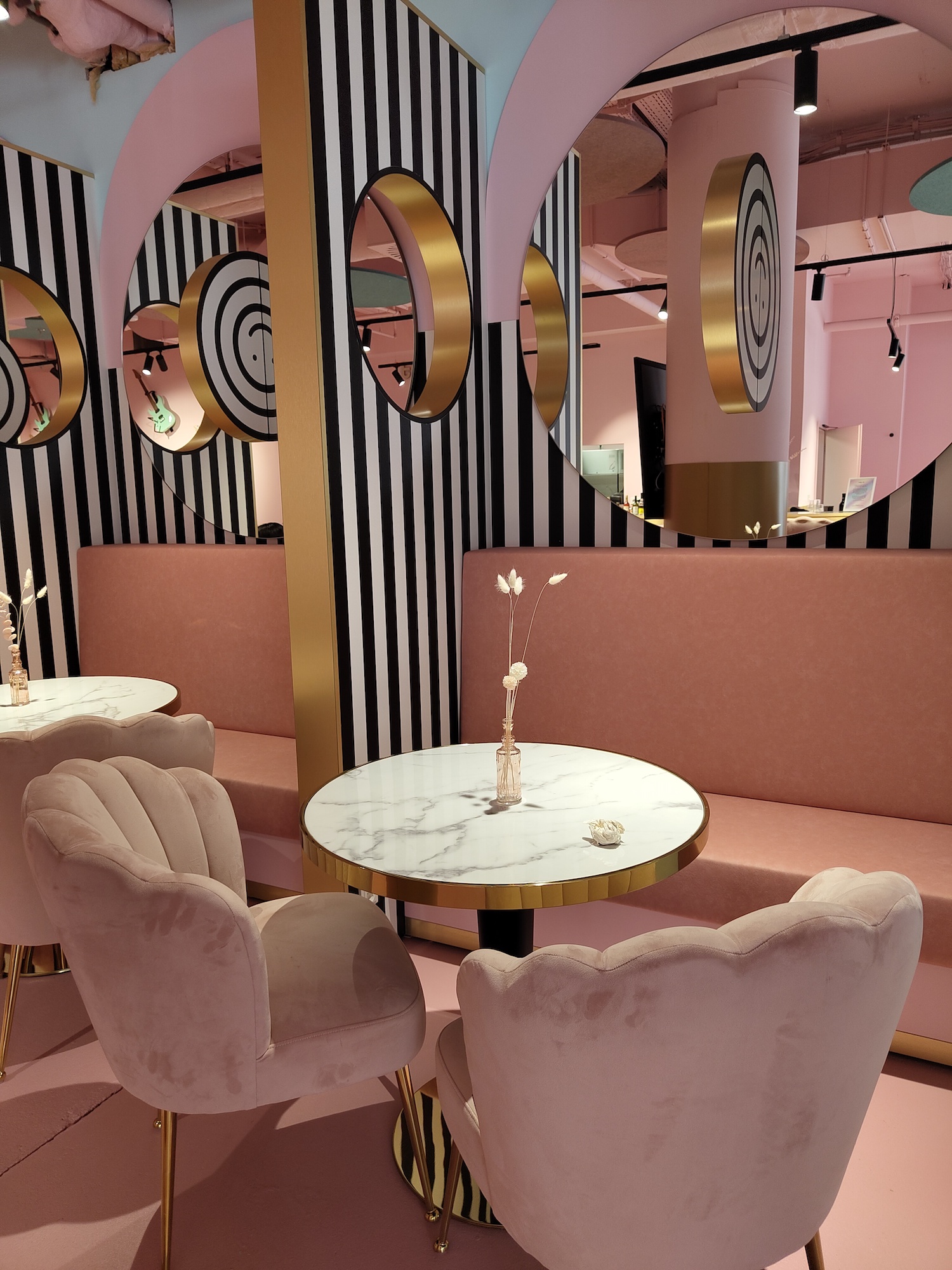 The Upside Down Berlin – wehende Perücken