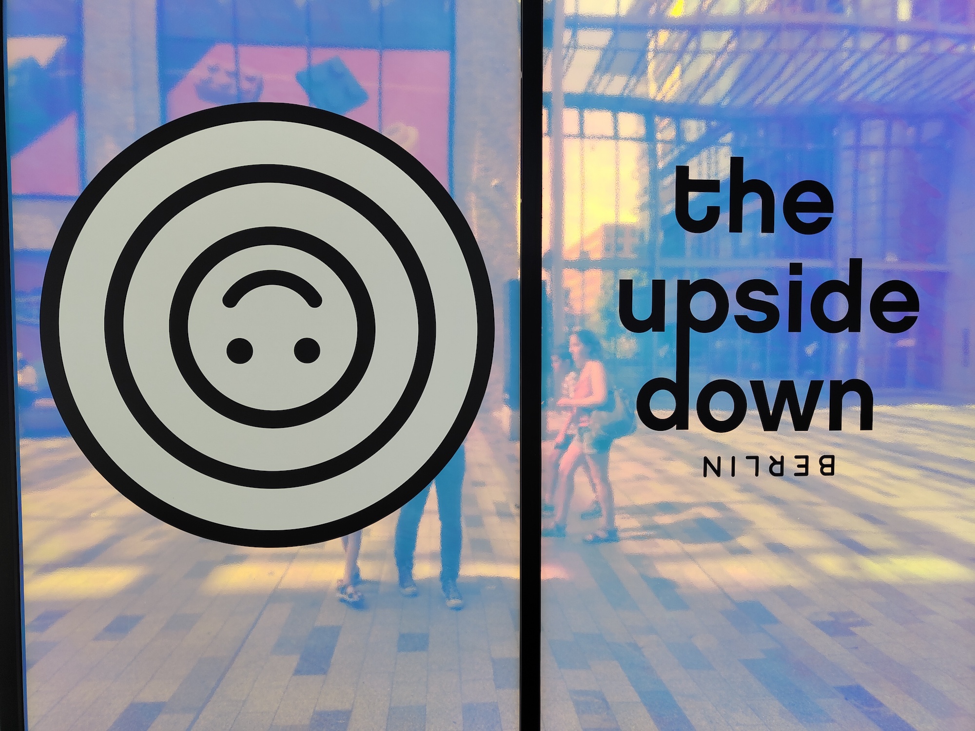 The Upside Down Berlin – wehende Perücken