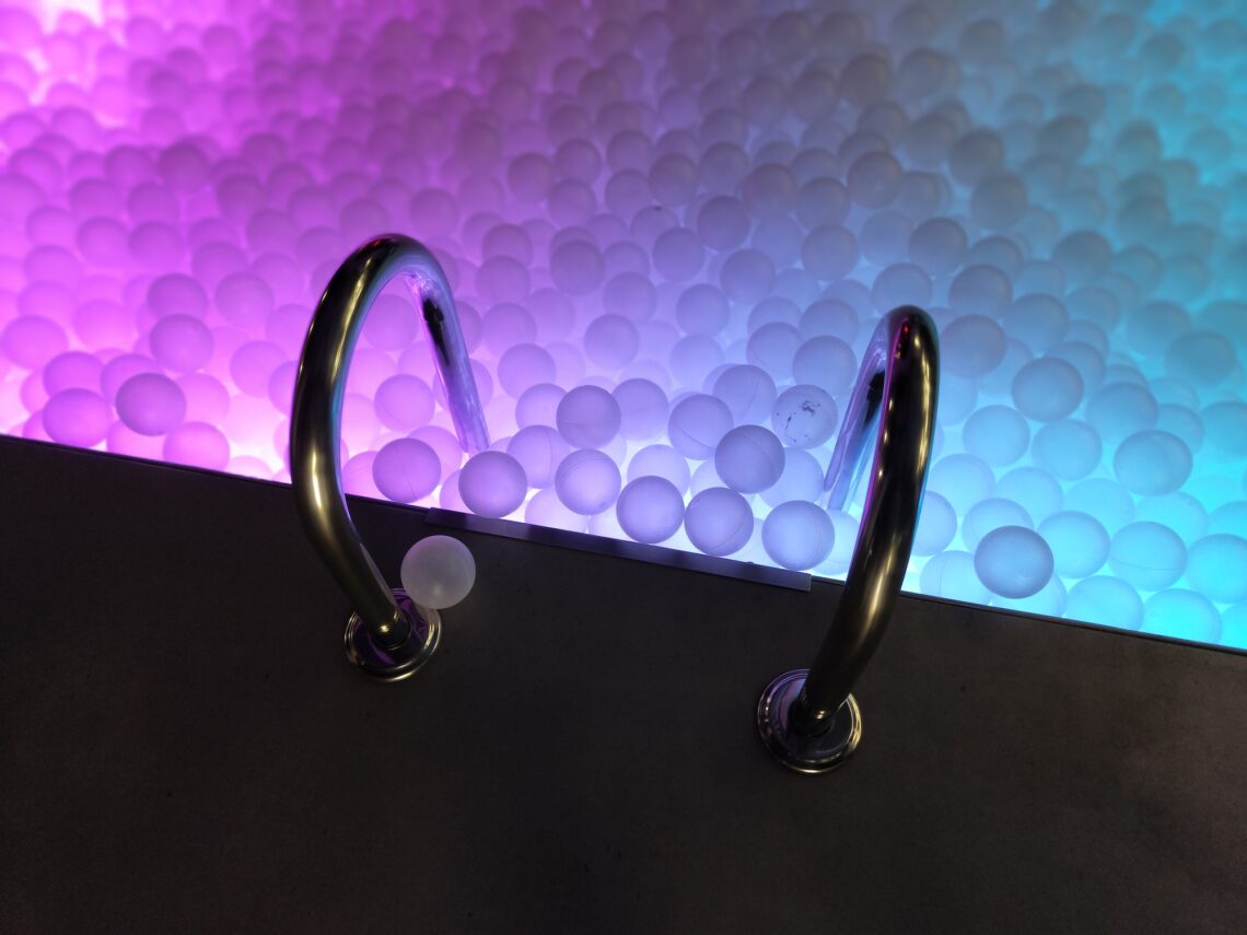 IKONO Berlin: Bällebad und Farbexplosionen