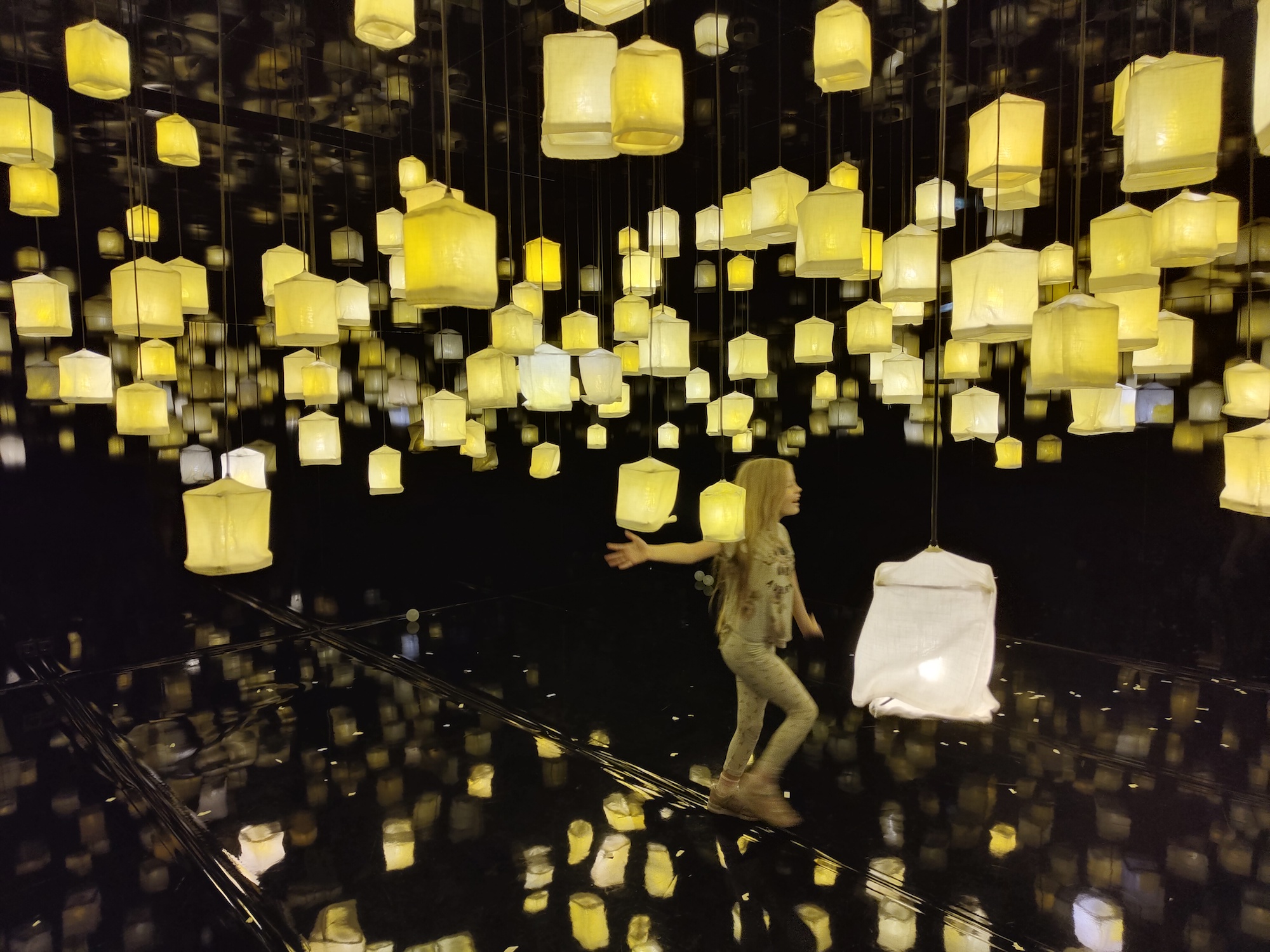 IKONO Berlin: Bällebad und Farbexplosionen