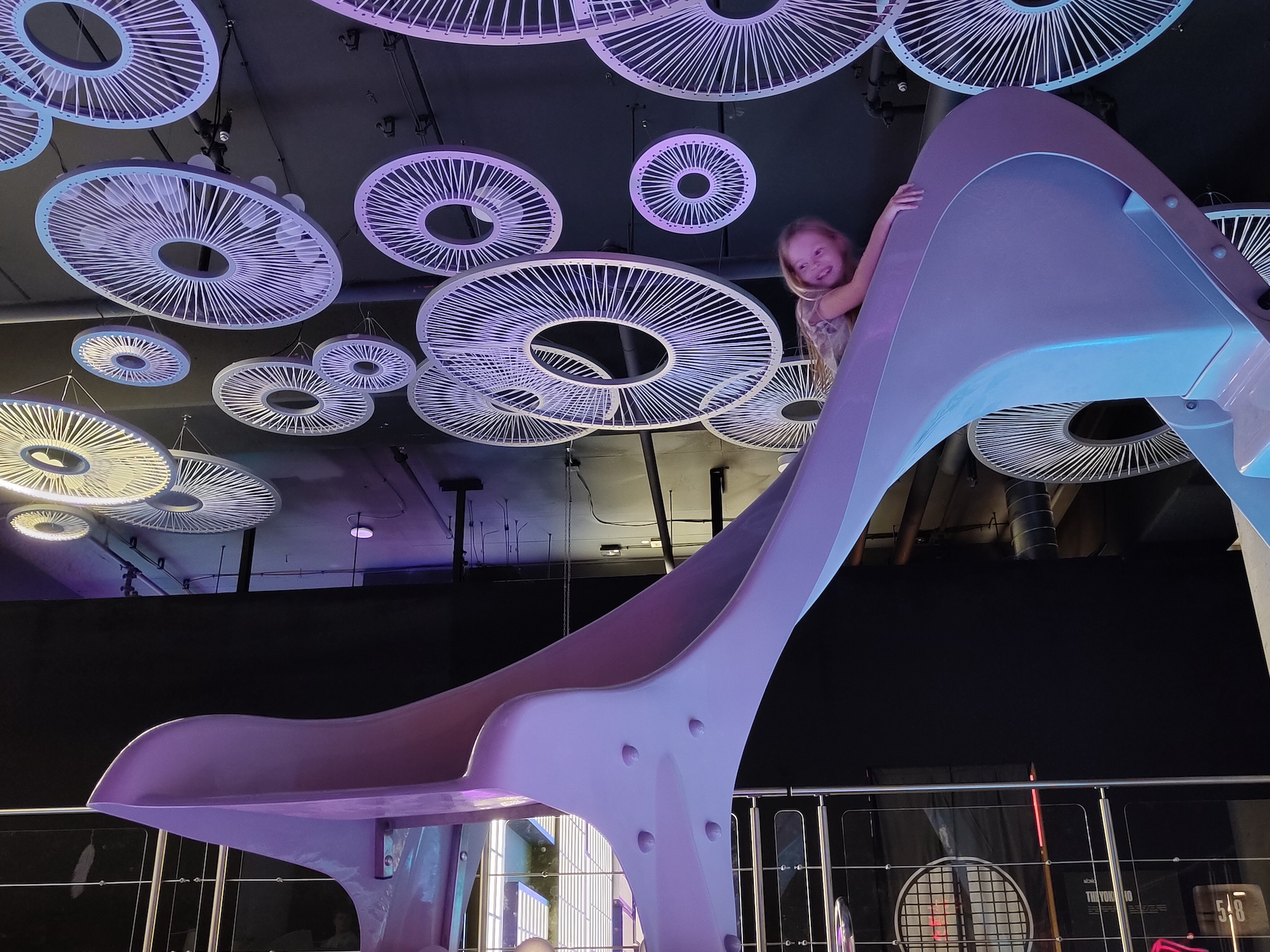 IKONO Berlin: Bällebad und Farbexplosionen