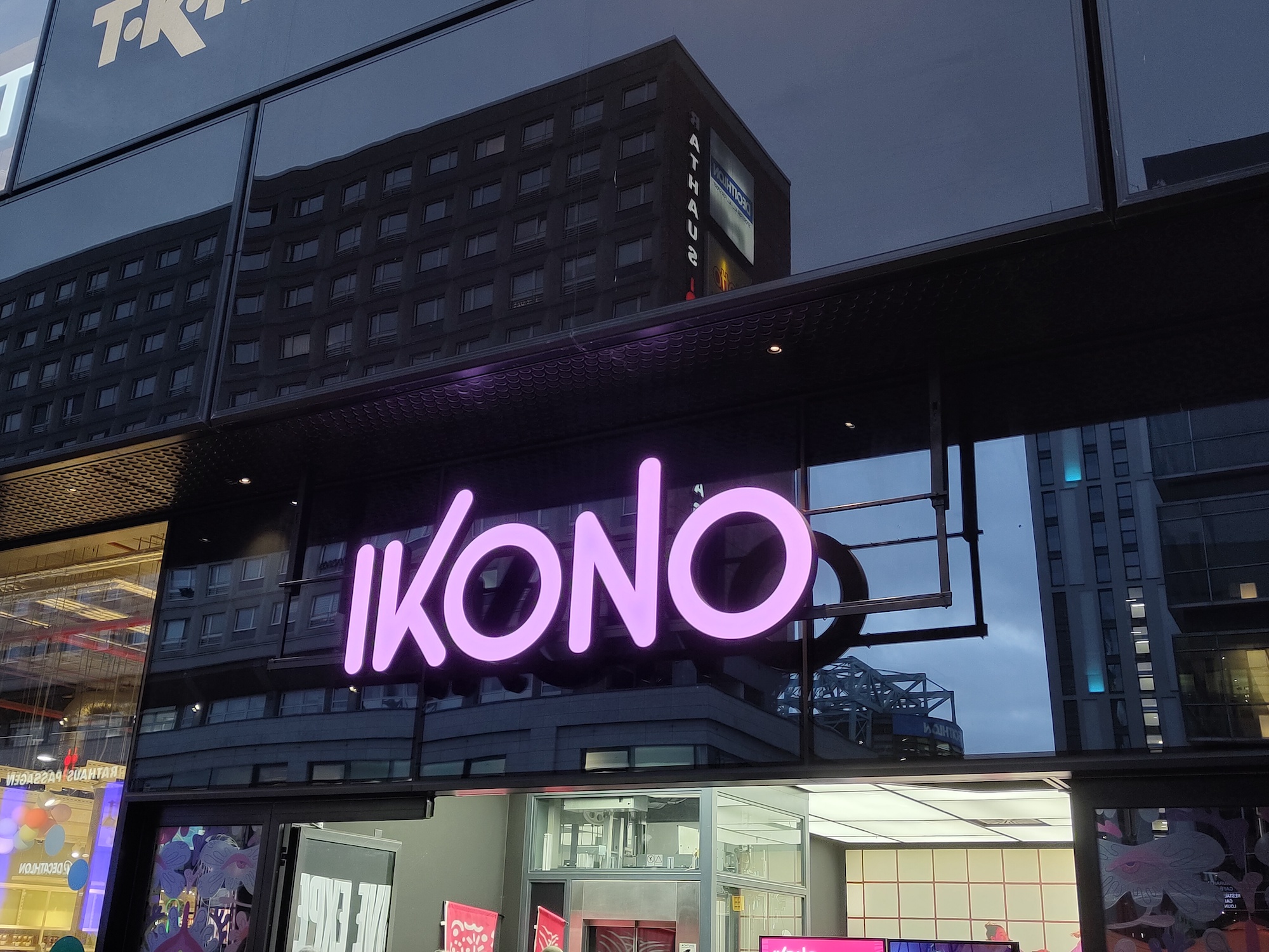 IKONO Berlin: Bällebad und Farbexplosionen